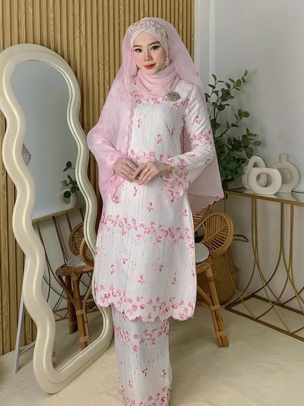 查看[IRIS RAFAEL Soraya Kurung Riau Dewasa | Cotton Embroidery | Floral ...