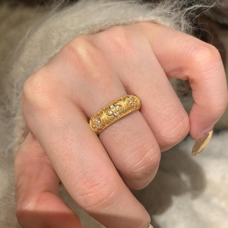 查看[Cincin Bersalut Emas Semanggi Empat Daun Berkilat dan Berkilauan ...