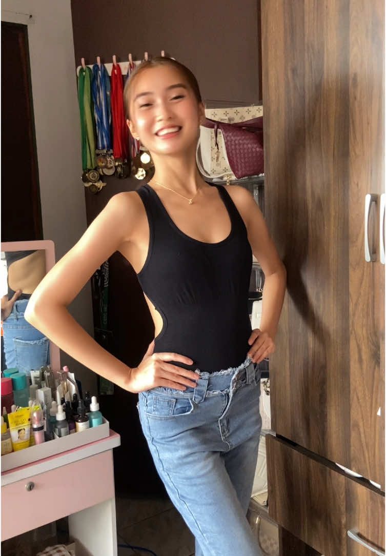 Akala nya sya ang maganda ung body suit naman 😂 pede naniniwala ka and ...